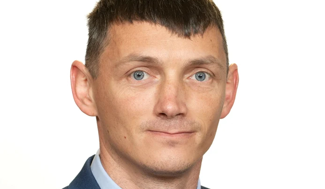 Colegii din POT îi iau apărarea senatorului cu zece clase: E capabil ...