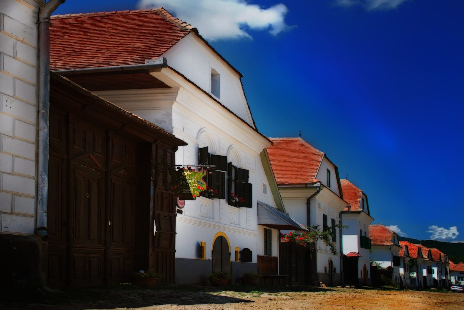 Satul magic din inima României. Locul unde soarele răsare de două ori ...