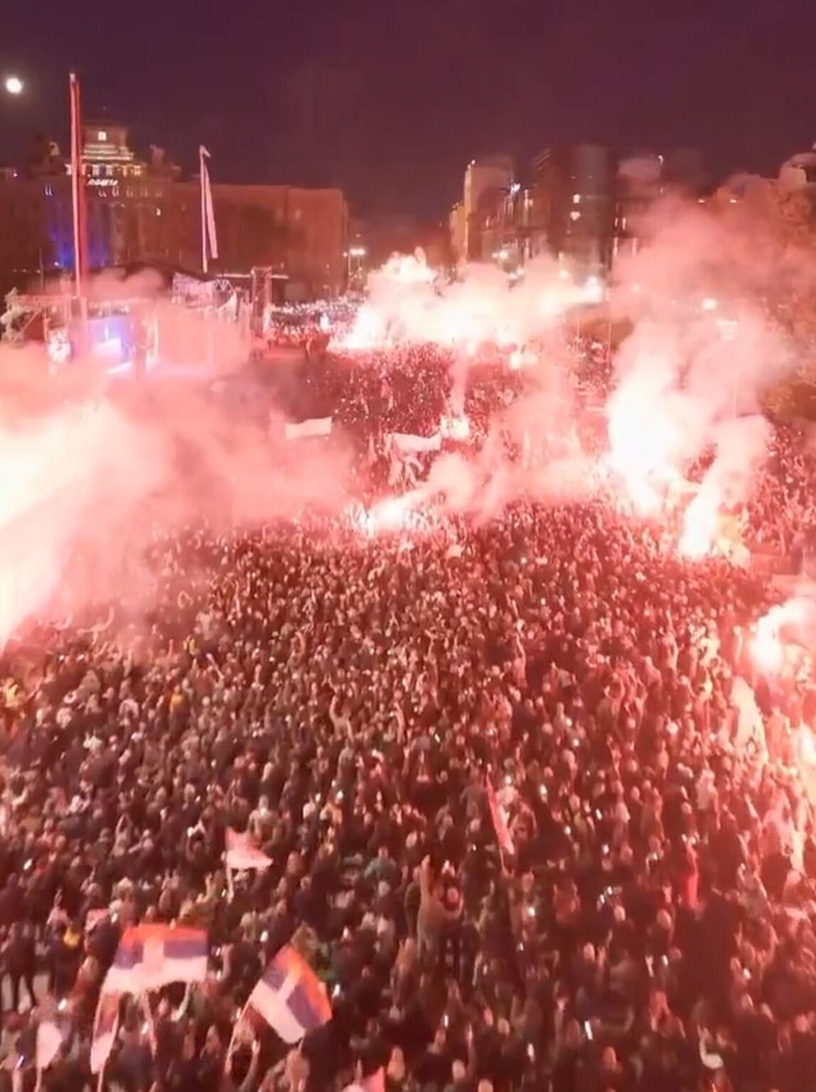 Oameni aduși cu autobuzele la Belgrad, la un miting pro-Vučić