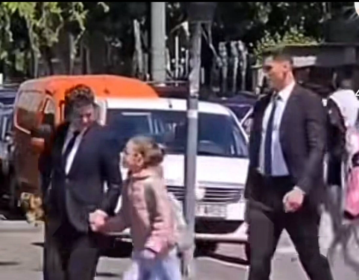 SPP-istul lui Nicușor Dan, admirat de românce. Mândru și chipeș, ca bradul de înalt!