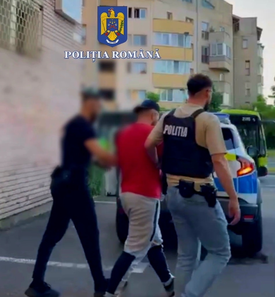 Bărbatul care şi-a bătut soţia într-un loc de joacă, în timp ce copilul ...