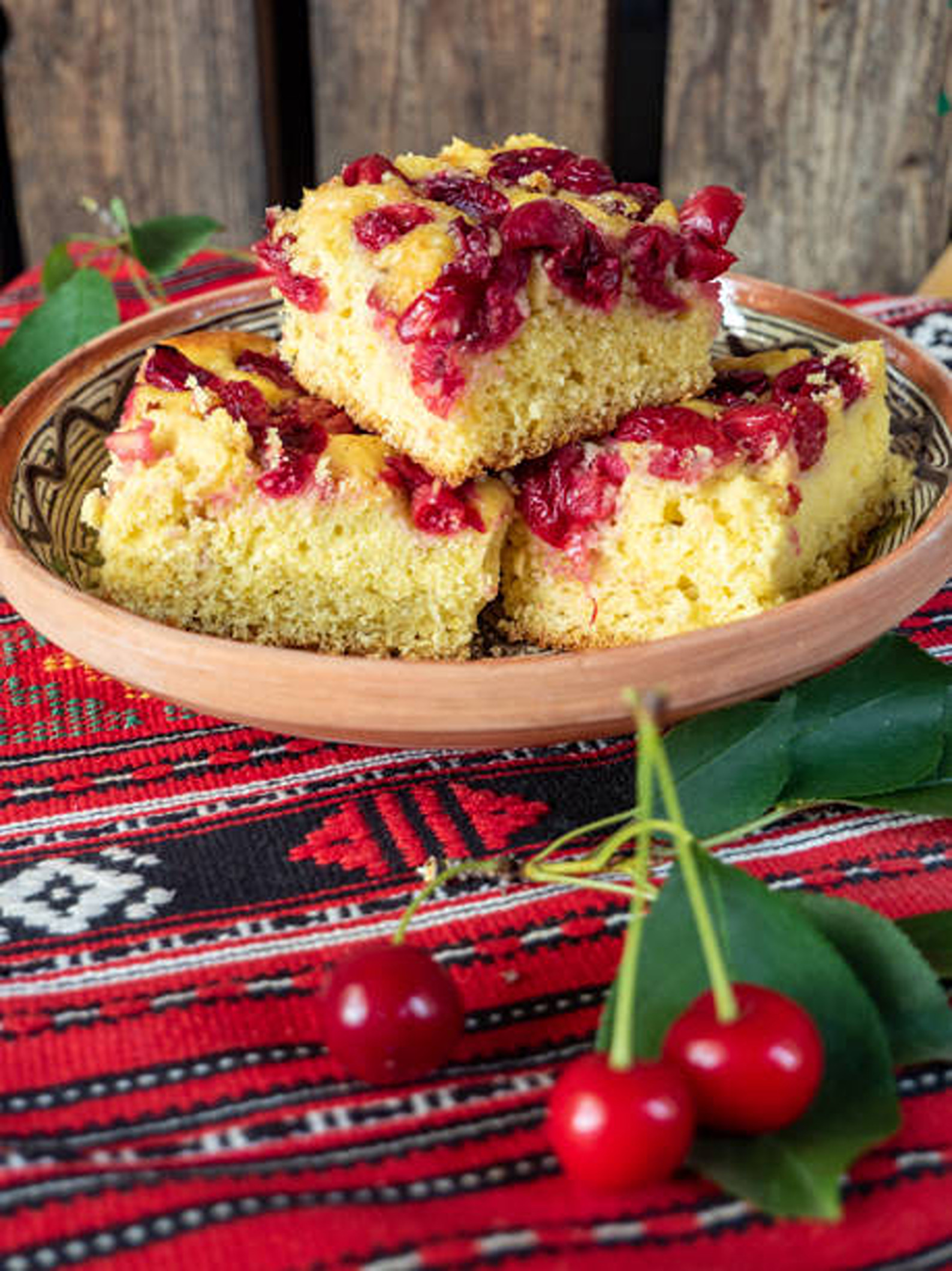 Rețetă de chec gresesc cu cireșe. Un desert ușor de făcut