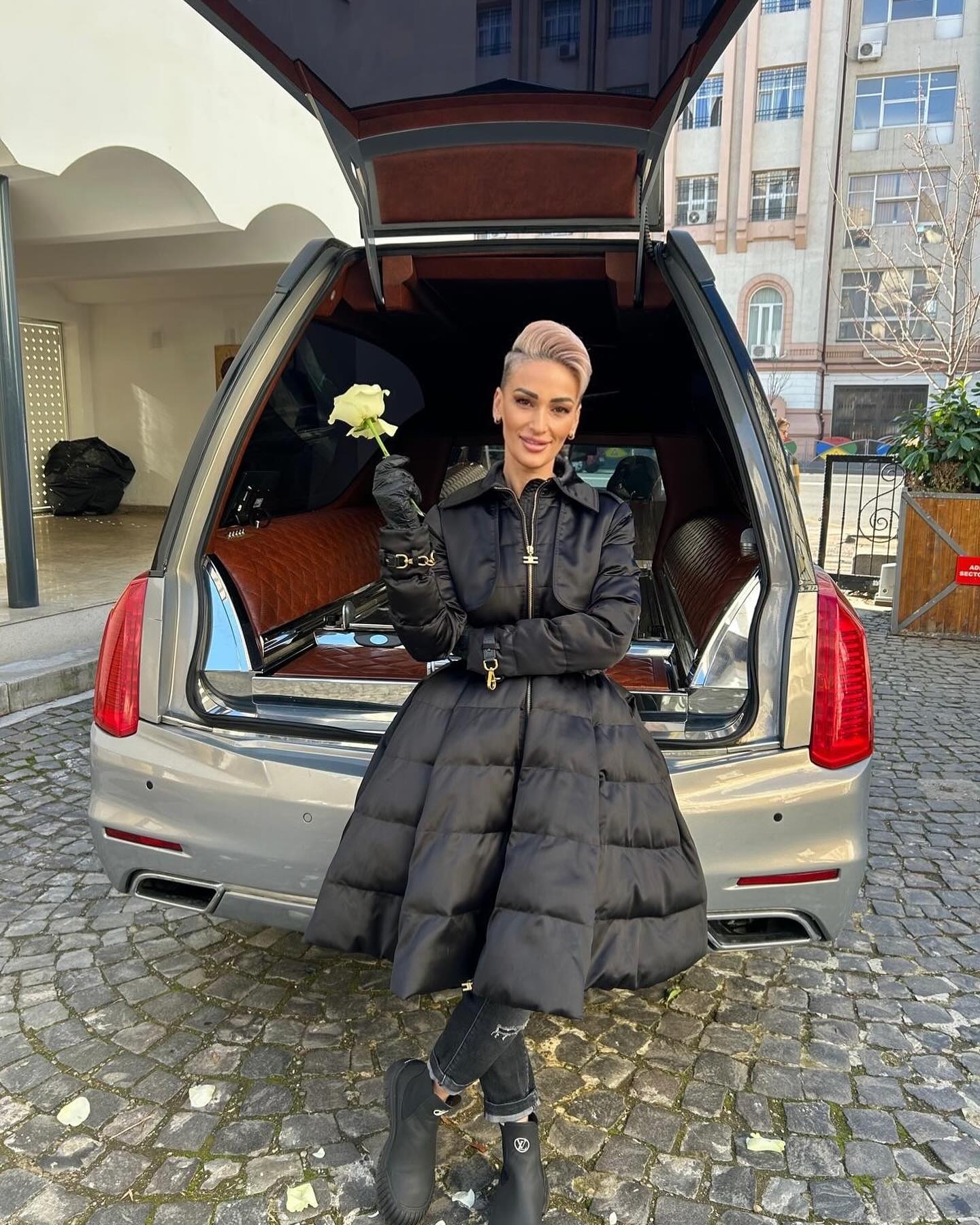 Regina Întunericului s-a ales cu dosar penal în timp ce transporta sicriul lui Ciprian Pian