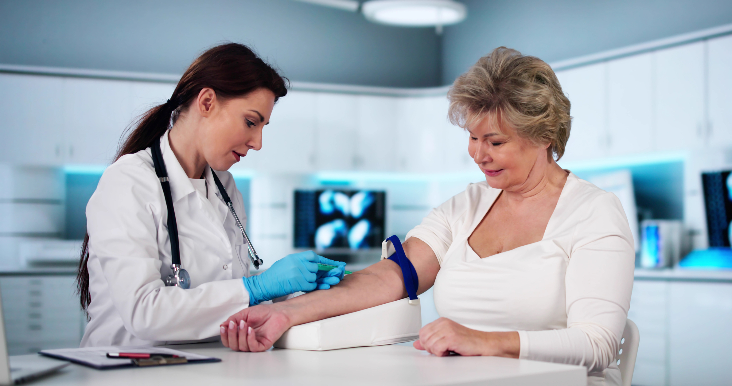 Reatestarea asistenților medicali și moașelor se face după reguli noi ...