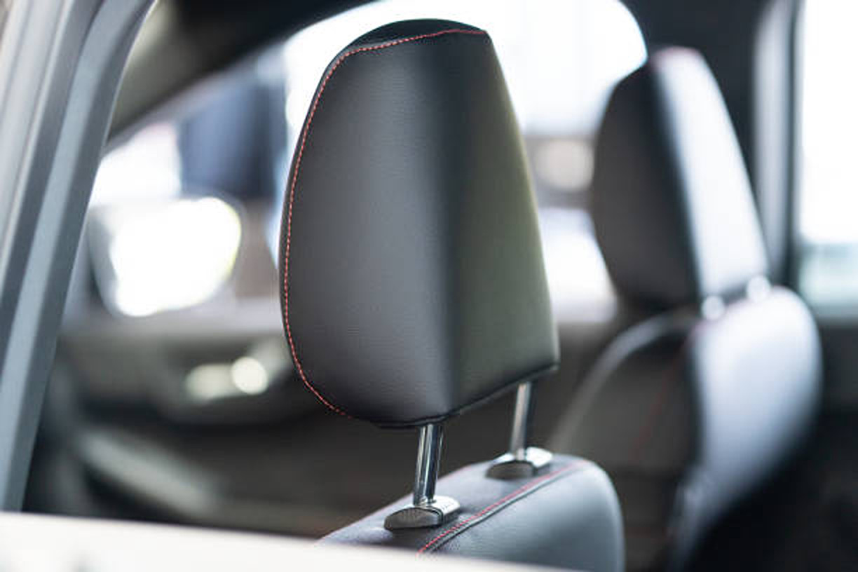 Tetiera scaunului auto: greșeala pe care multă lume o face. Poate fi fatală