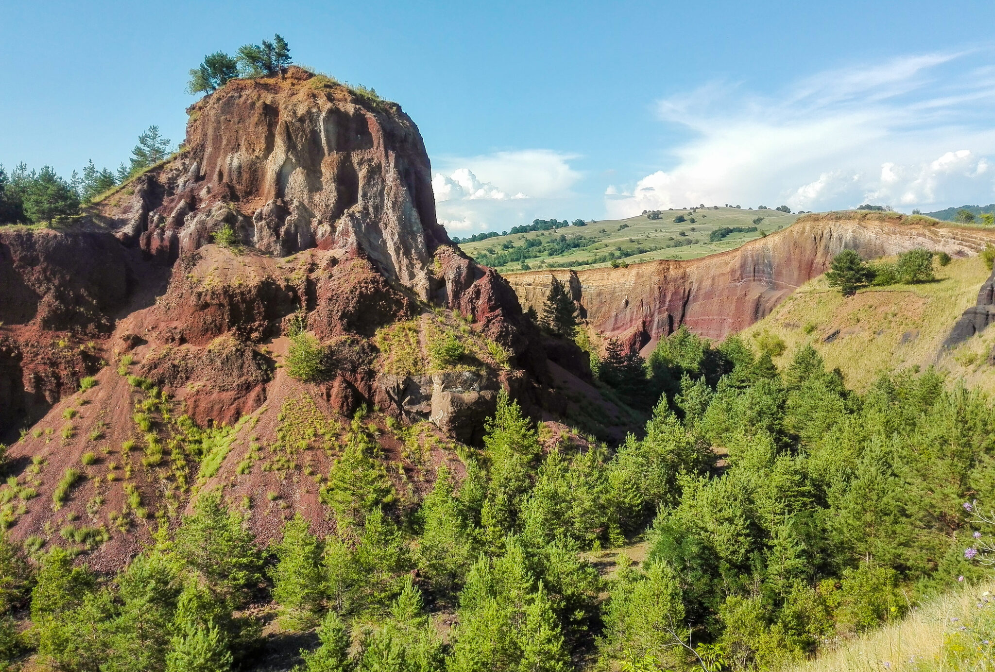 Satul magic din România. Trei minuni într-un singur loc: castel, vulcan ...
