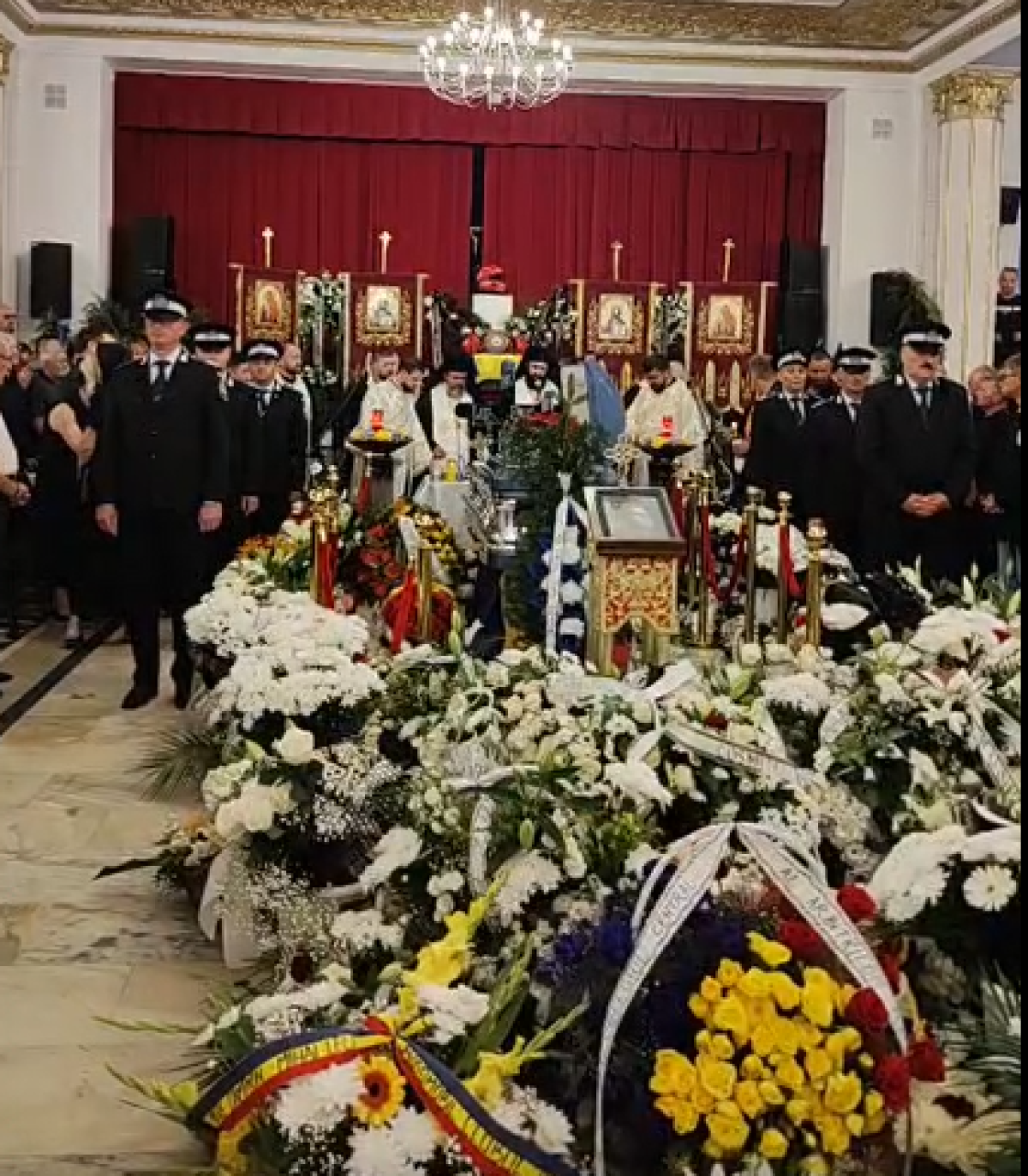 Mihai Leu își va dormi somnul de veci alături de mama sa. Înmormântarea ...