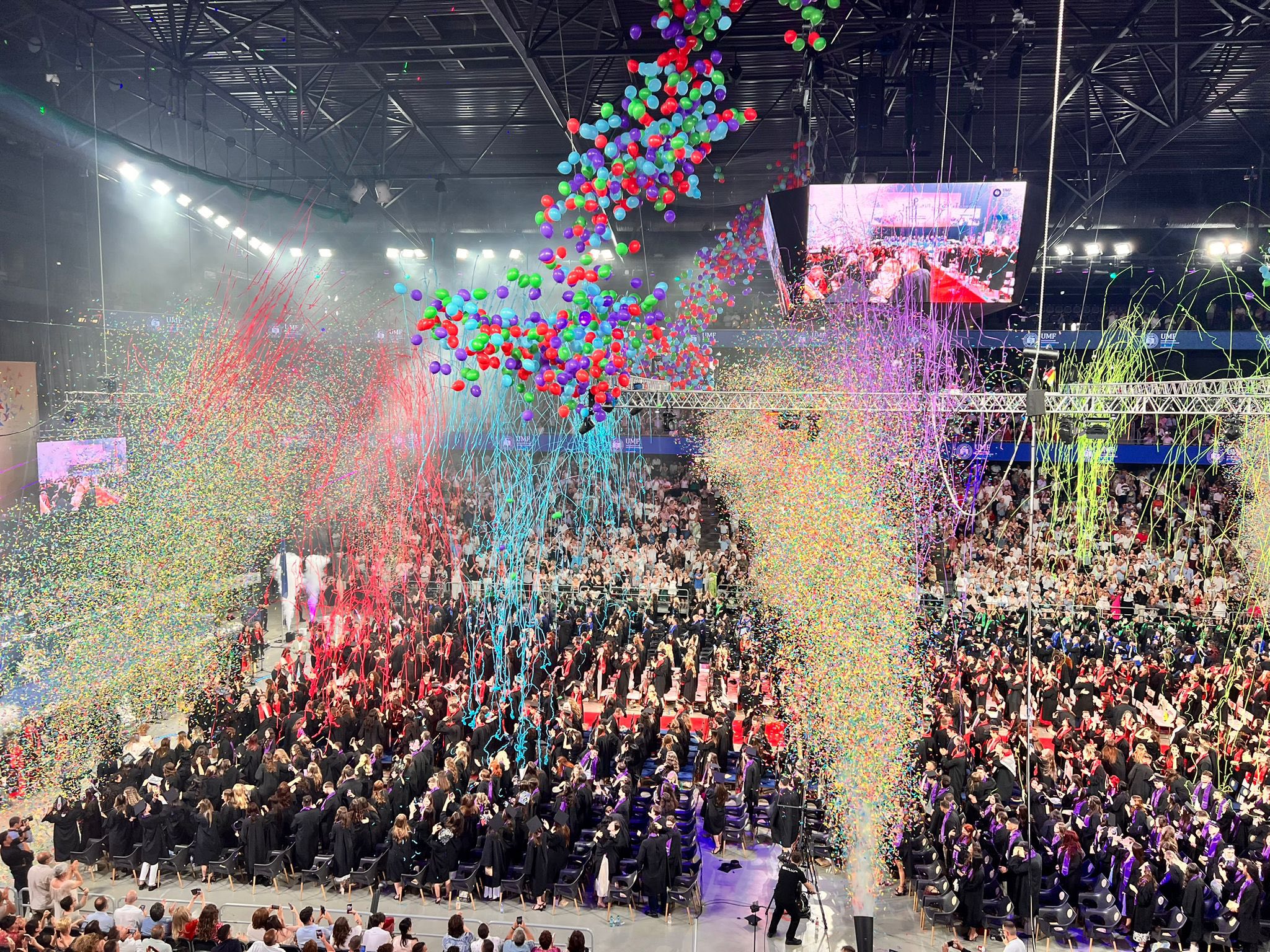 Spectacol impresionant la absolvirea studenților de la UMF Cluj ...