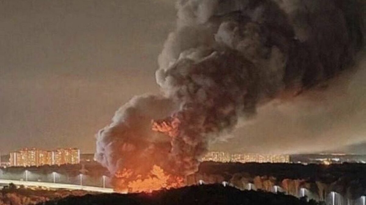 Incendiu puternic lângă palatul lui Putin. Pompierii sunt în alertă