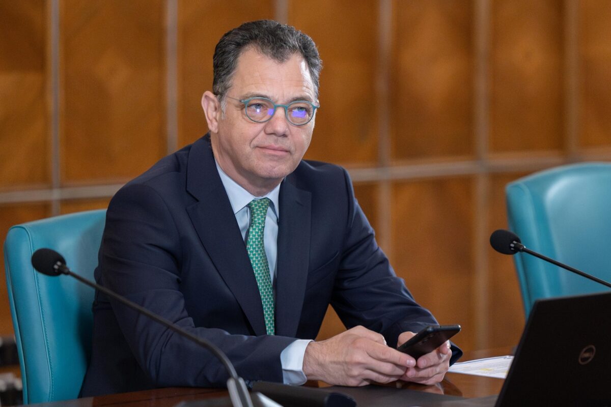 Radu Ștefan Oprea acuză o avalanșă de CV-uri depuse de USR la ...