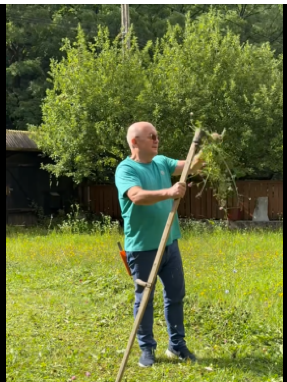 Primarul Clujului, demonstrație cu coasa, în ograda din Răchițele