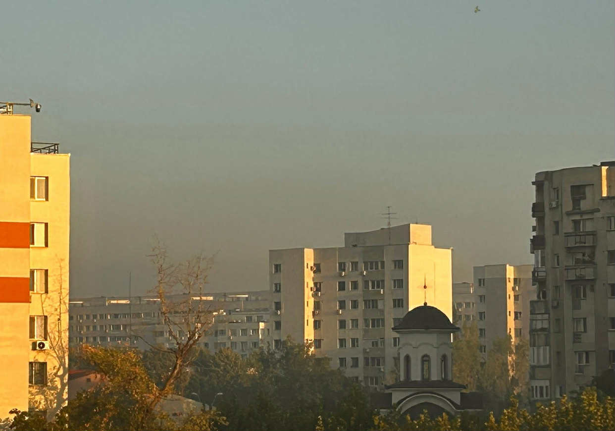 Capitala, sub un nor gros de fum de plastic ars de la Dragonul Roșu ...