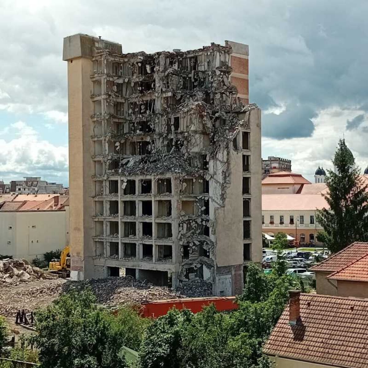 Forumul Civic acuză Primăria Sfântu Gheorghe de „ștergerea istoriei” prin demolarea Hotelului ...