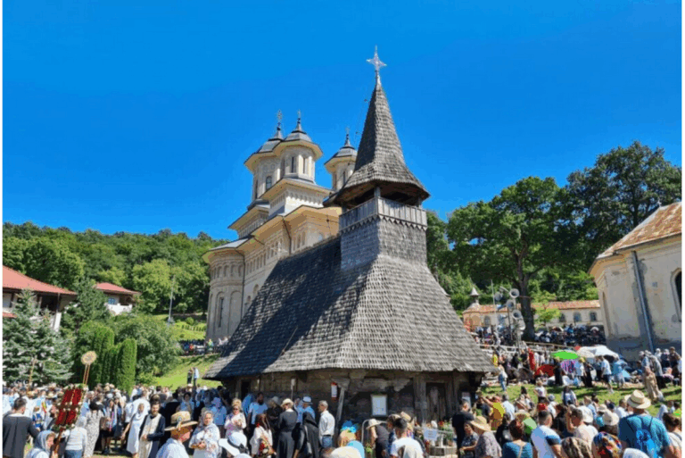 Mii de pelerini au pornit spre Mănăstirea Nicula. Sărbătoare cu ...