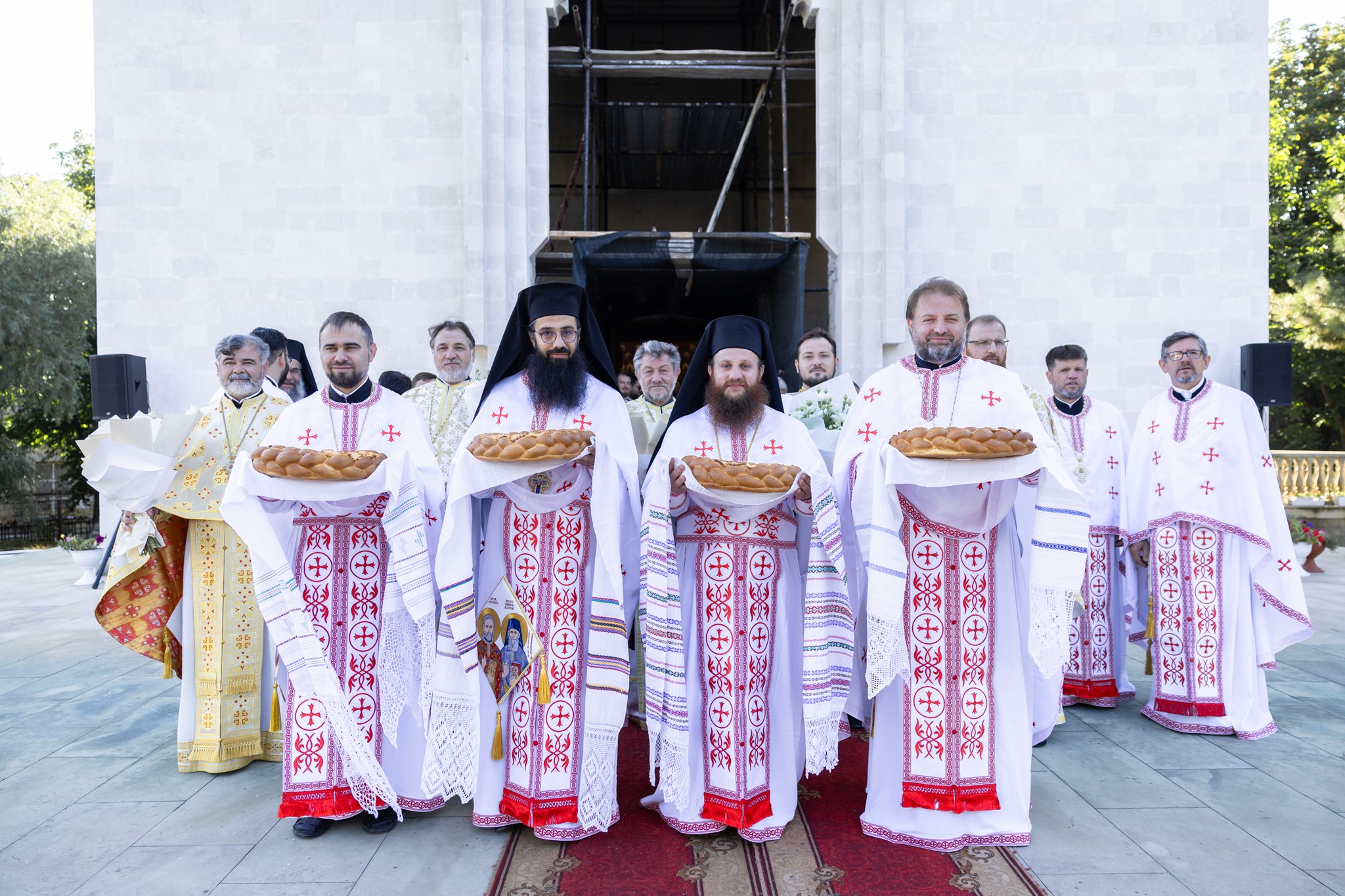 Canonizare cu miză istorică la Chișinău: Doi preoți români, ridicați la ...