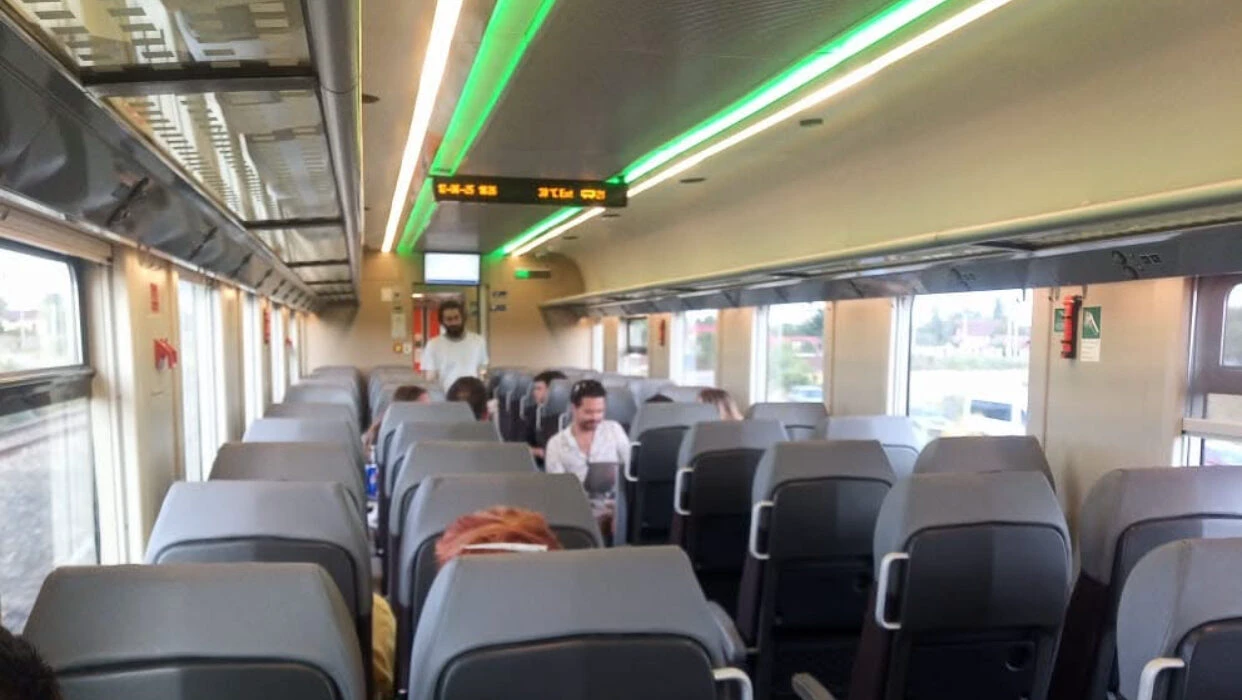 CFR Călători ar putea retrage din circulație 70 de trenuri din cauza ...