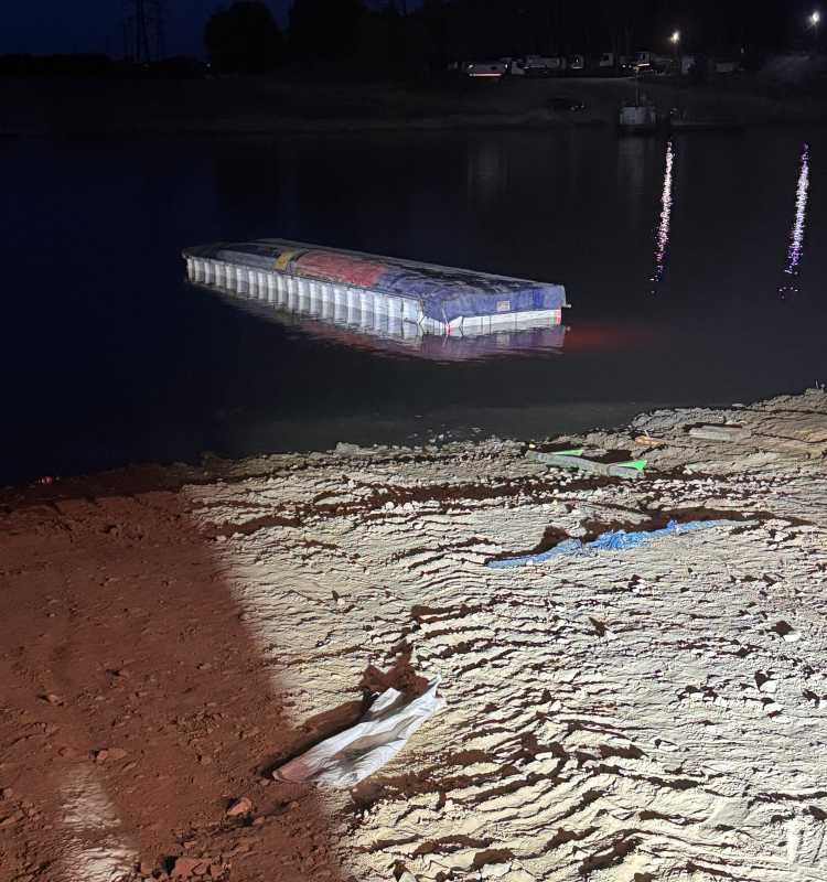 Un bac s-a scufundat în Dunăre, la câteva secunde după ce un camion a ...