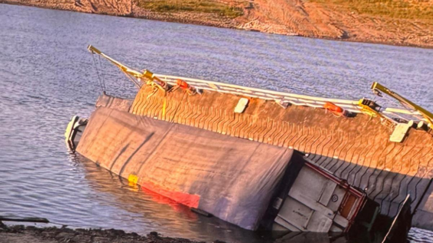 Un bac s-a scufundat în Dunăre, la câteva secunde după ce un camion a ...