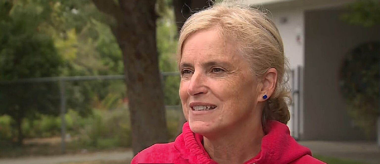 O mamă s-a dezbrăcat la ședința de la școală, în semn de protest față ...