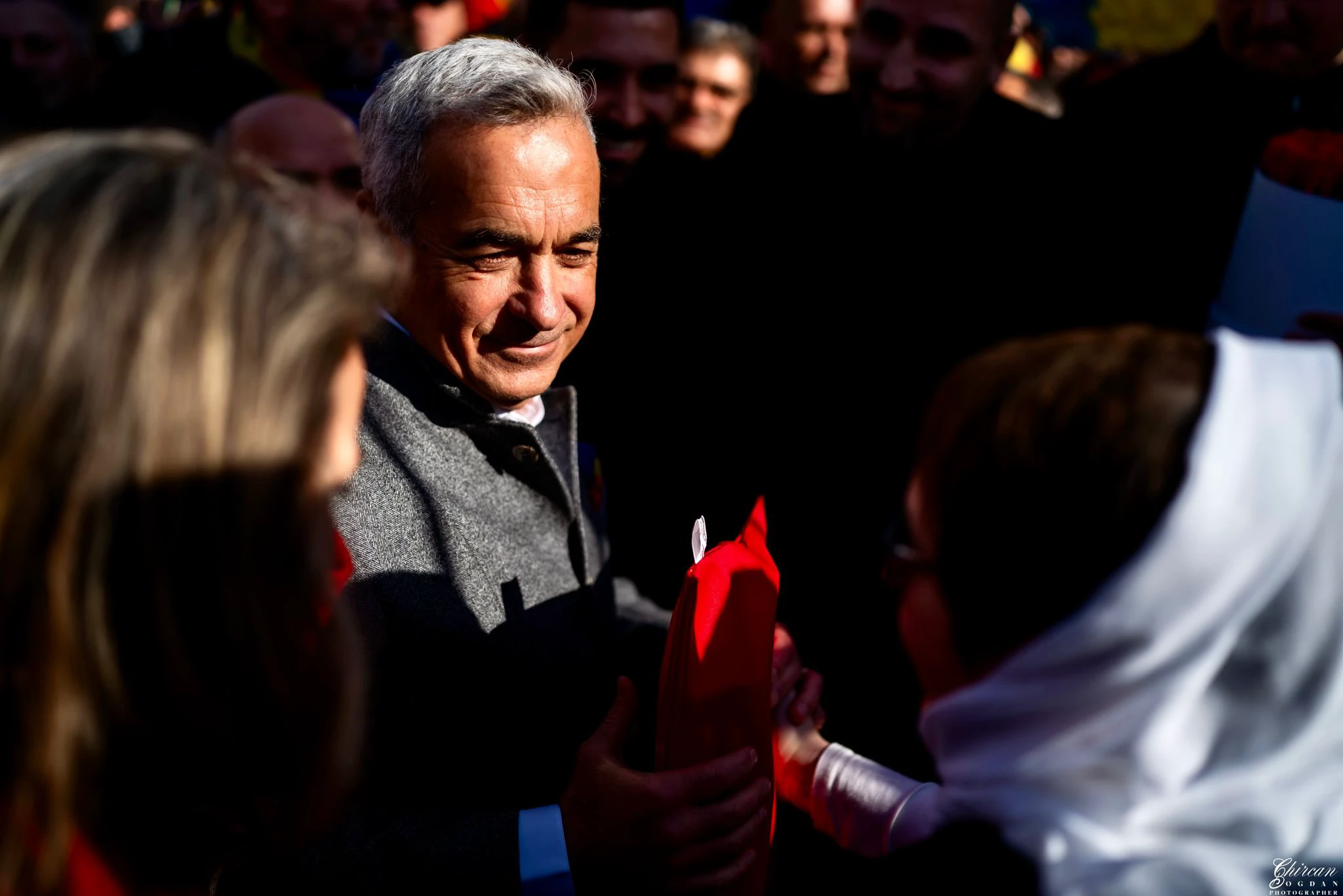 Scandal la Alba Iulia. Călin Georgescu, întâmpinat cu icoane și mesaje ...