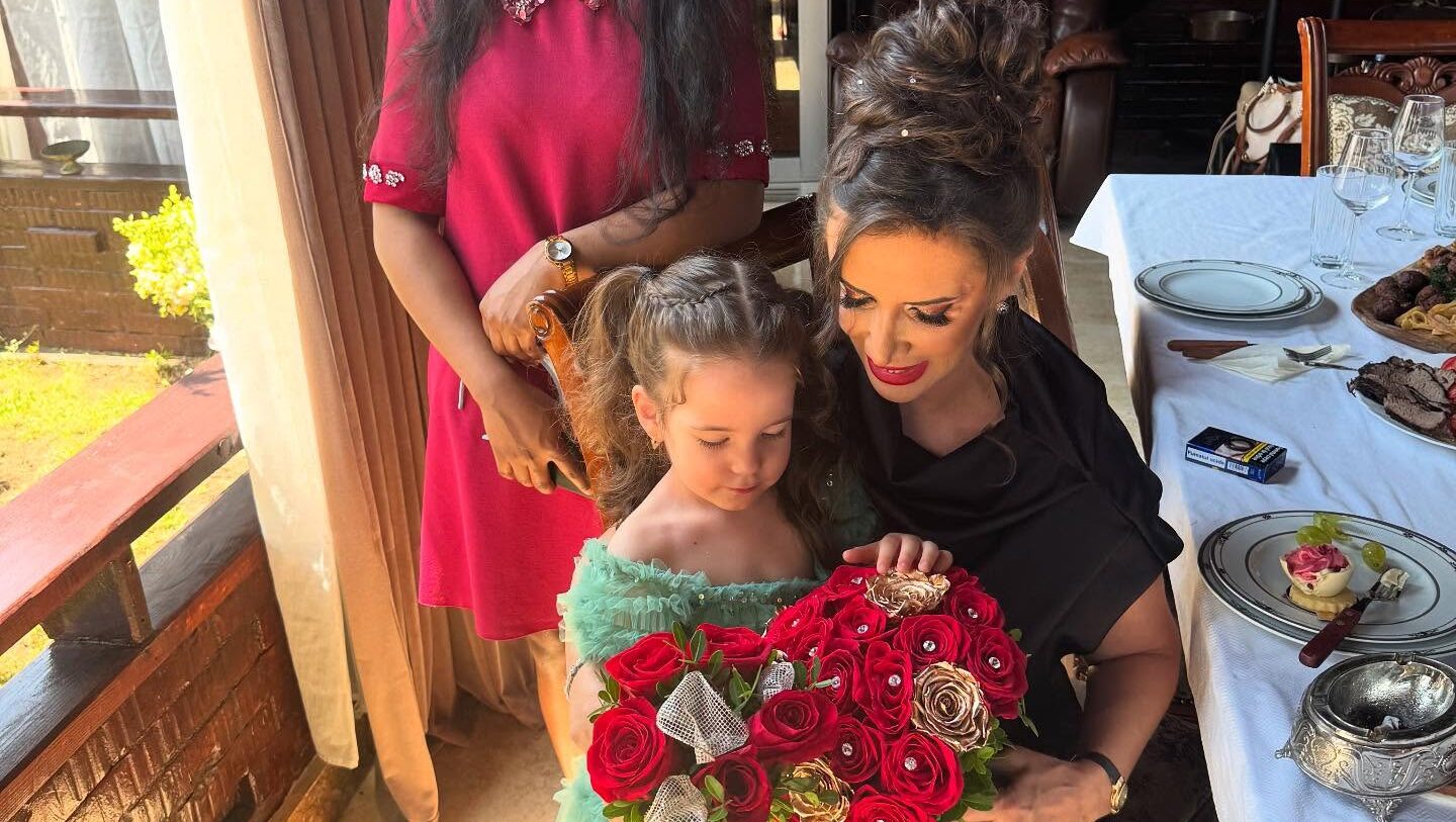 Cum și-a cunoscut Mara Bănică soțul. A cerut-o în căsătorie într-un mod ...