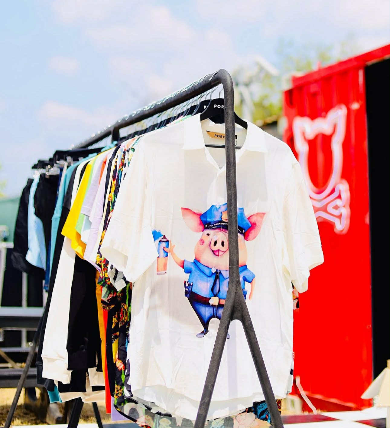 Cum a apărut brand-ul de haine PORC. Deliric are profit uriaș