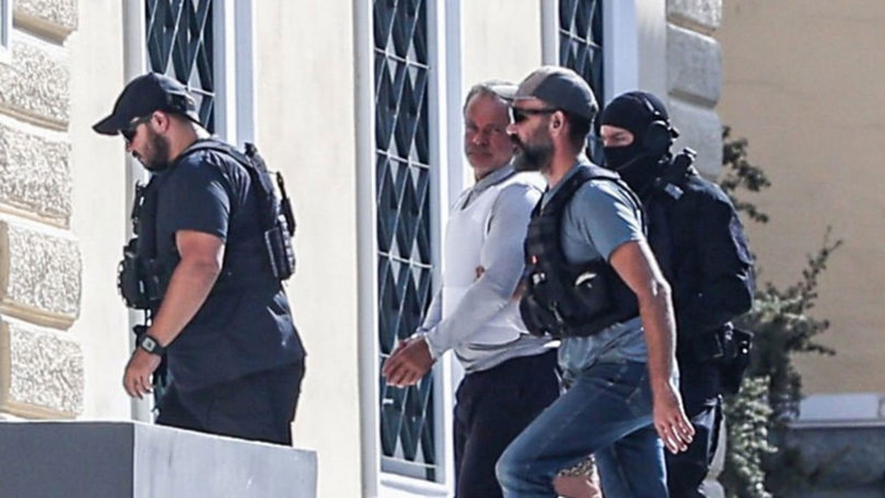 Plahotniuc, adus la Chișinău cu o cursă de linie. Imagini din avion cu ...