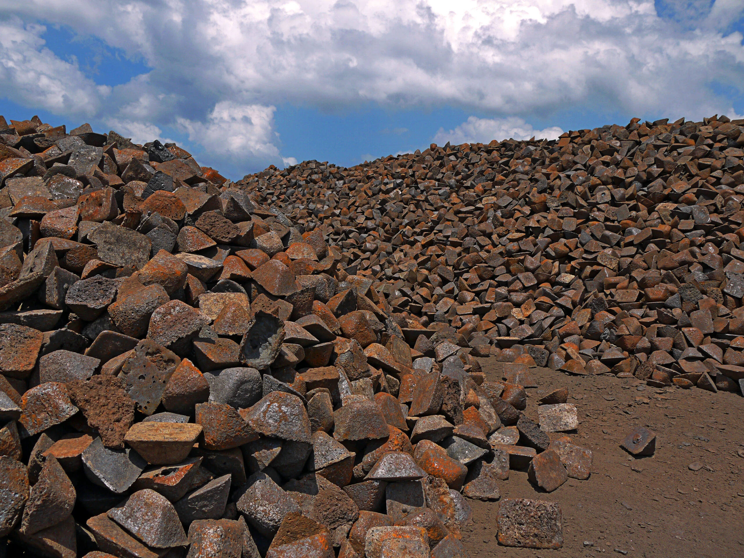 Manganul distruge râurile și solul, iar protestele continuă neobosite