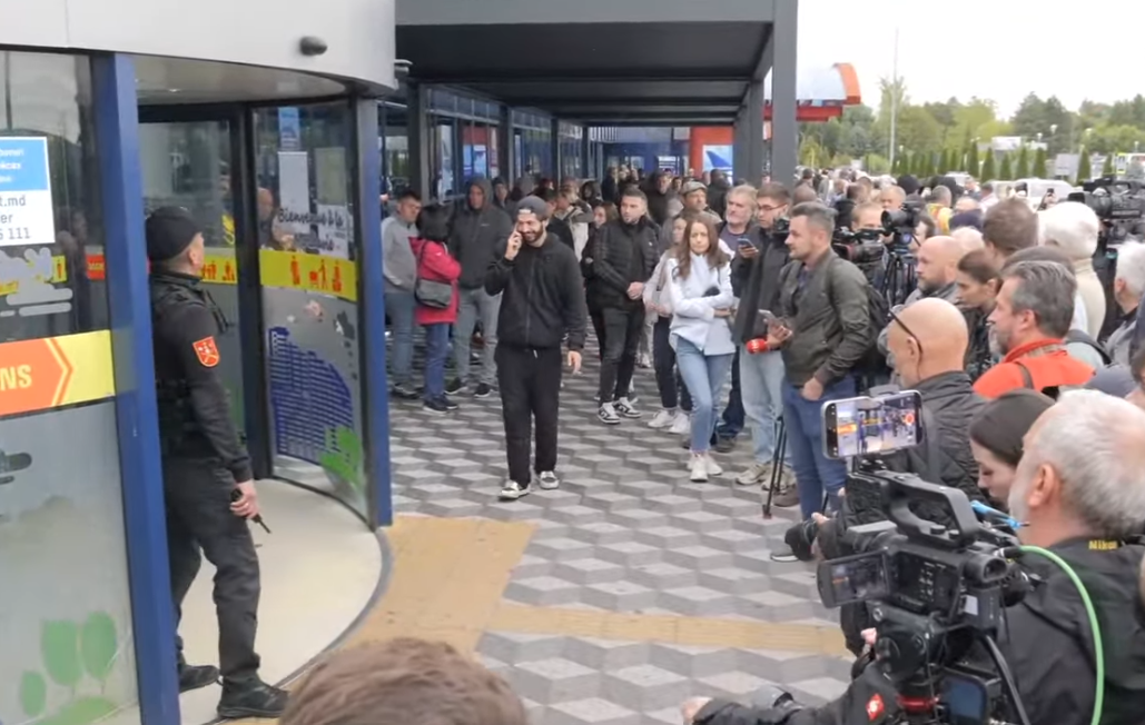 Plahotniuc, adus la Chișinău cu o cursă de linie. Imagini din avion cu ...