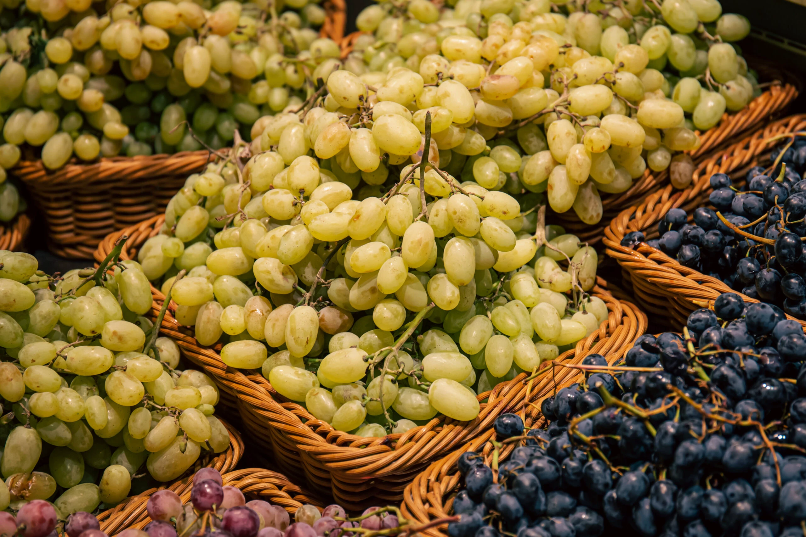 Dietă echilibrată cu fructe și legume de sezon. Recolta toamnei este ...