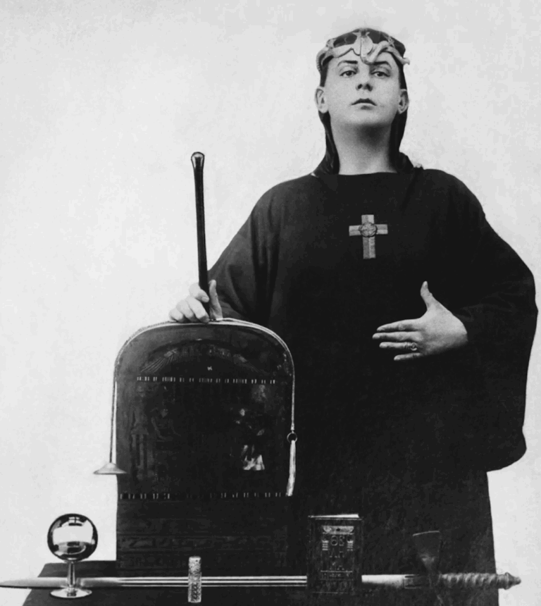 Aleister Crowley - „Cel mai depravat om din lume” și nașterea religiei ...