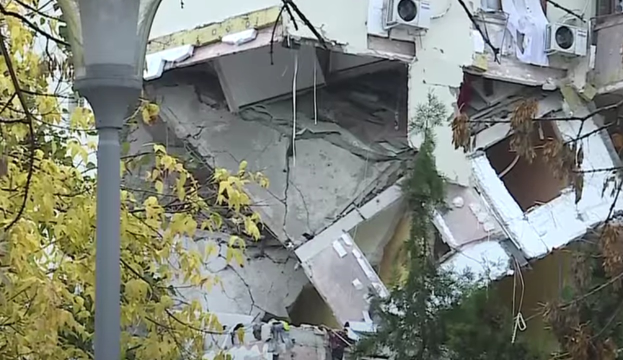 Evz.ro. Noi informații despre explozia din Rahova. Jaf uimitor la Luvru ...