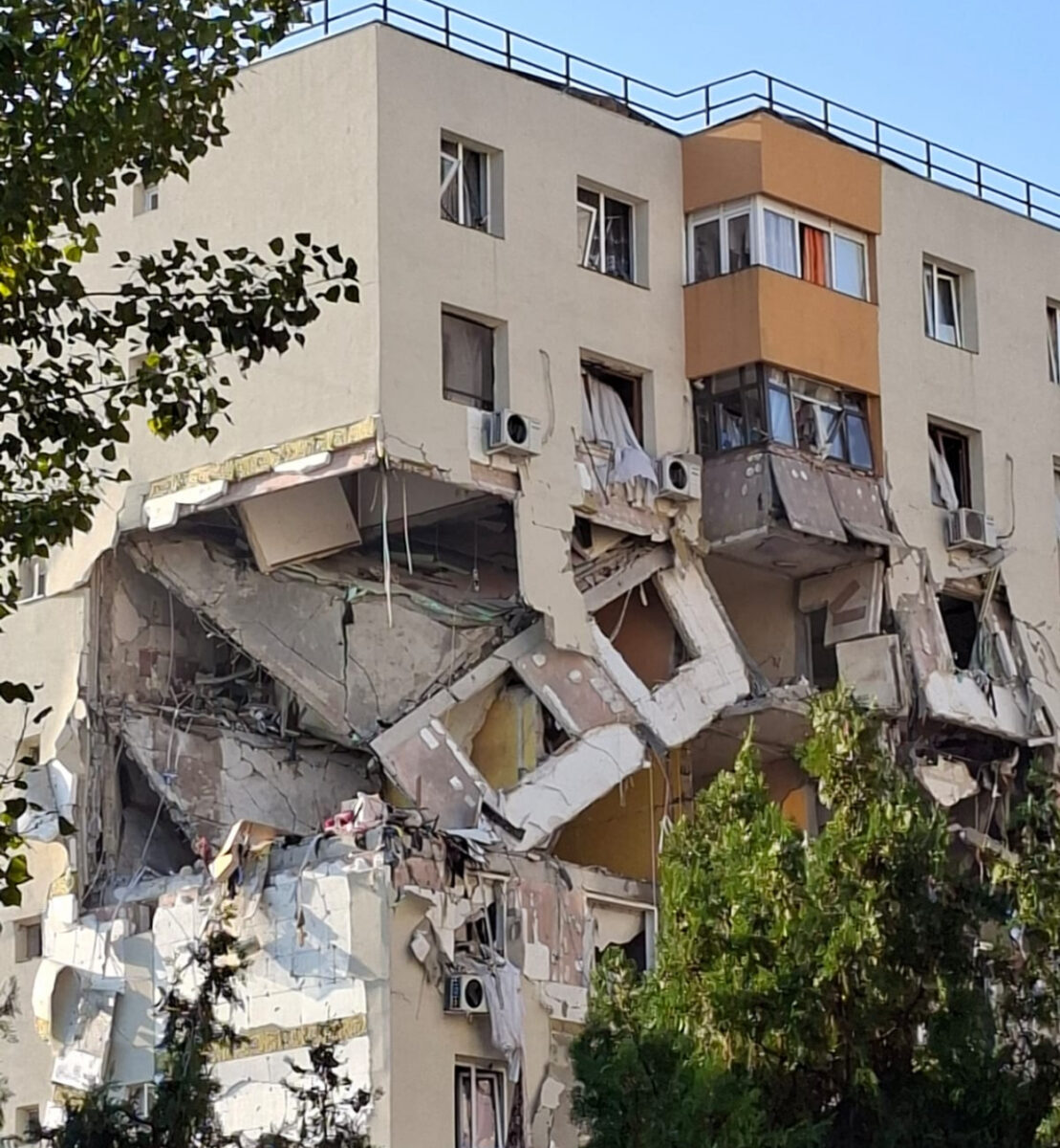 Explozie în Rahova. Arafat (IGSU): Blocul prezintă risc de colaps