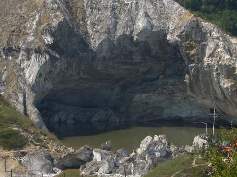 Grota Miresei din Slănic, locul blestemat unde o fată s-a aruncat în ...