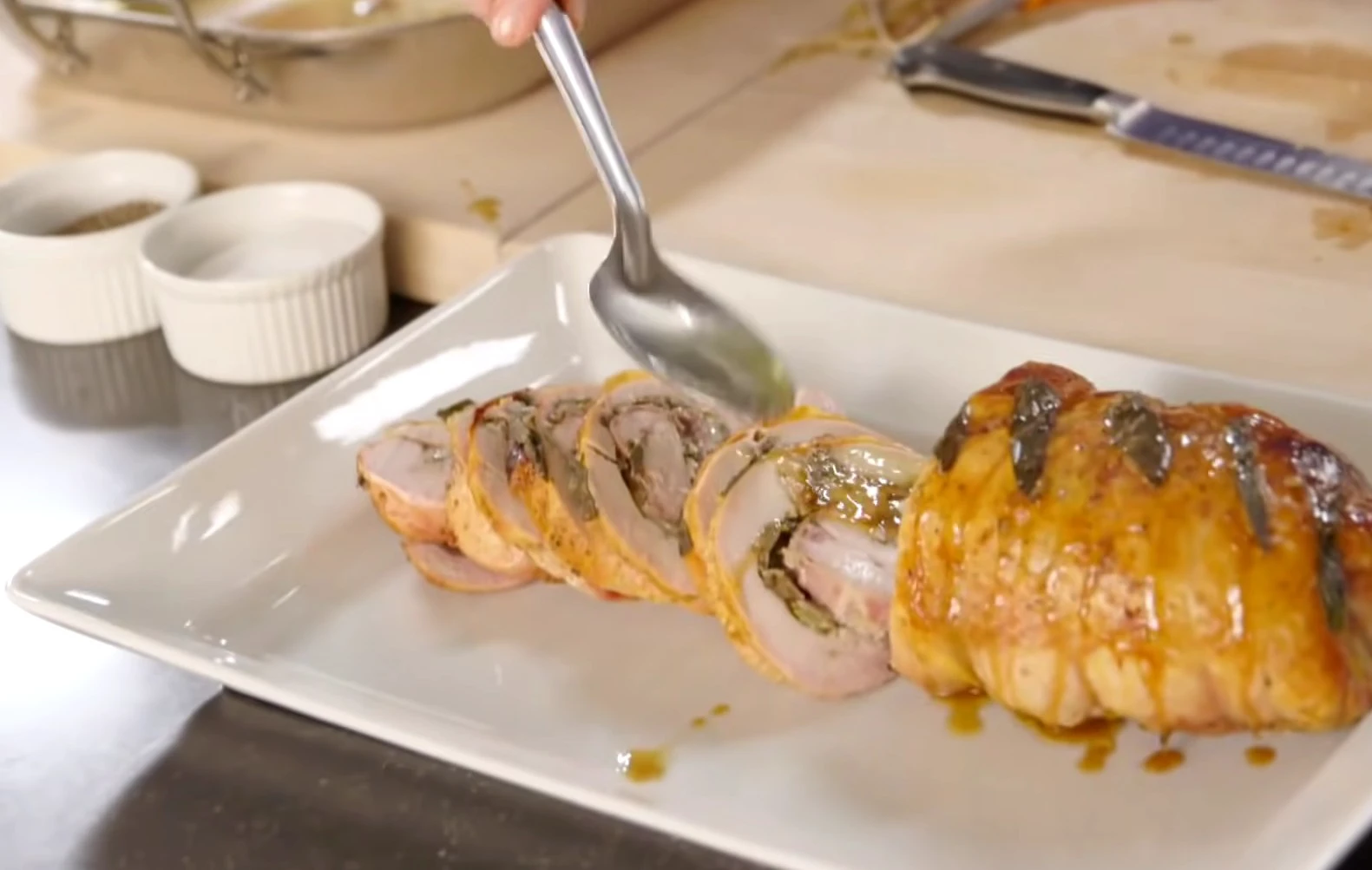 Rețeta care impresionează orice invitat: ruladă de curcan cu gutui și ...