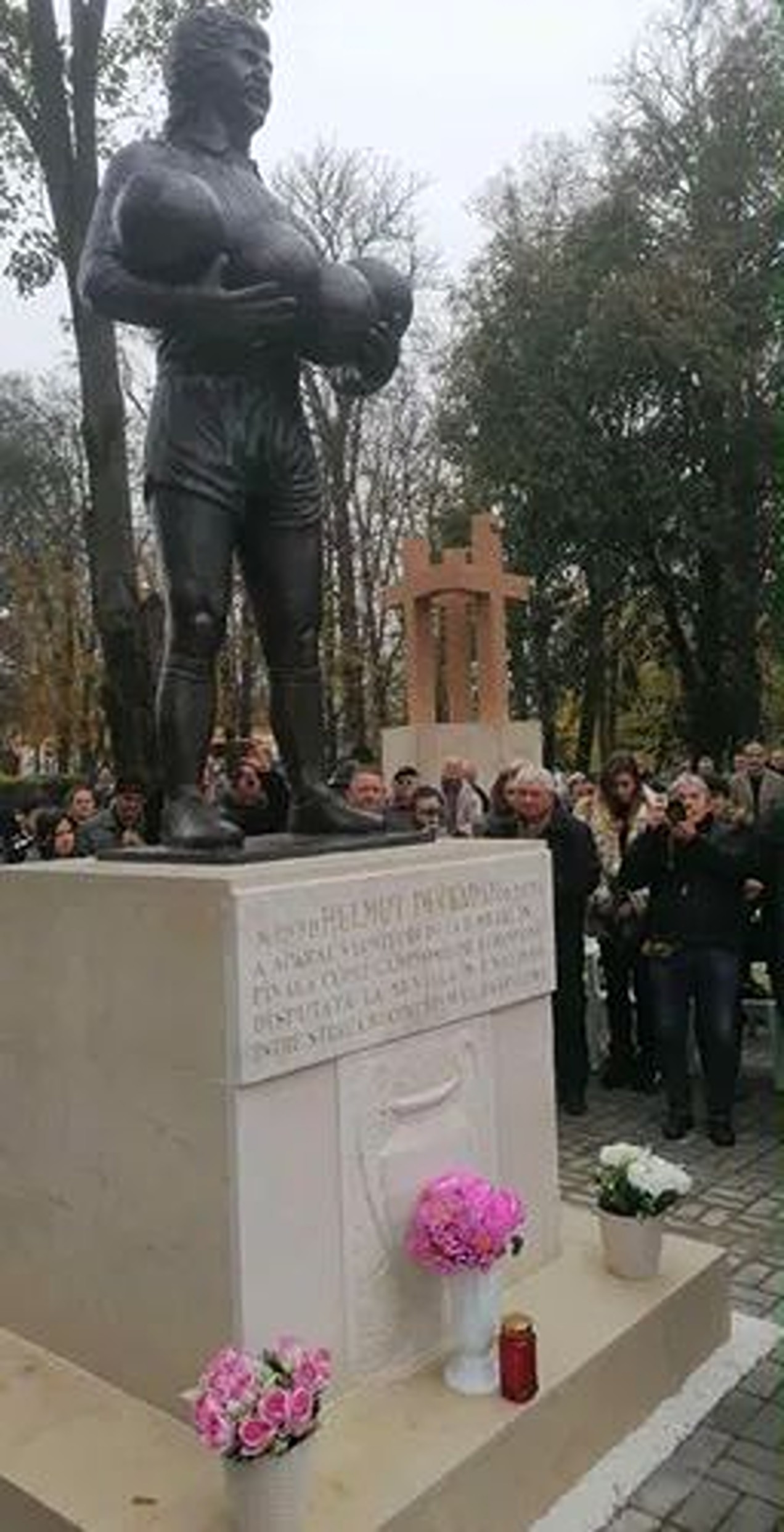 Statuia lui Duckadam a fost inaugurată. Nume importante din fotbal au ...