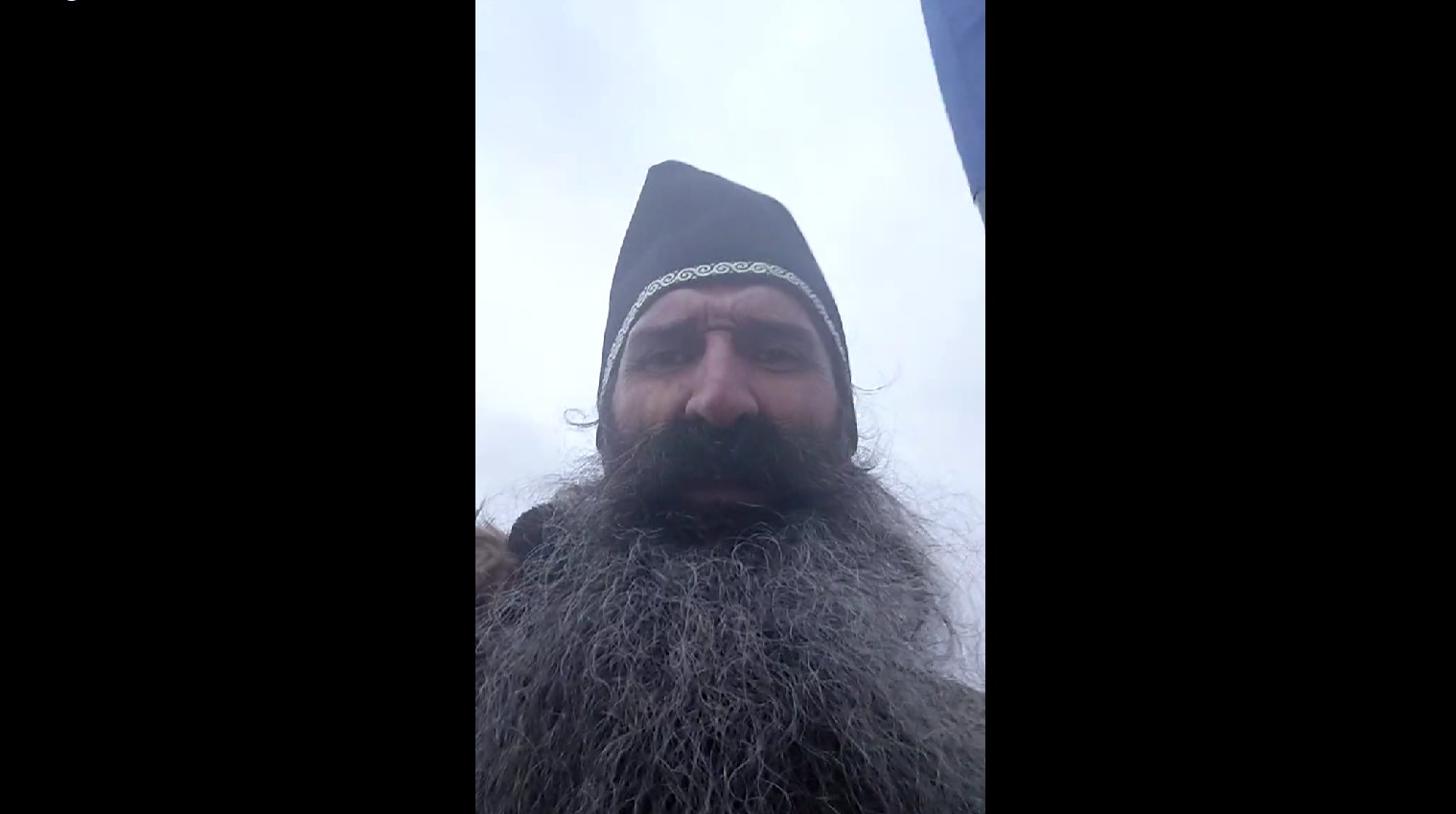 „Stegarul Dac”, din nou în centrul unui incident. S-a urcat pe o macara ...