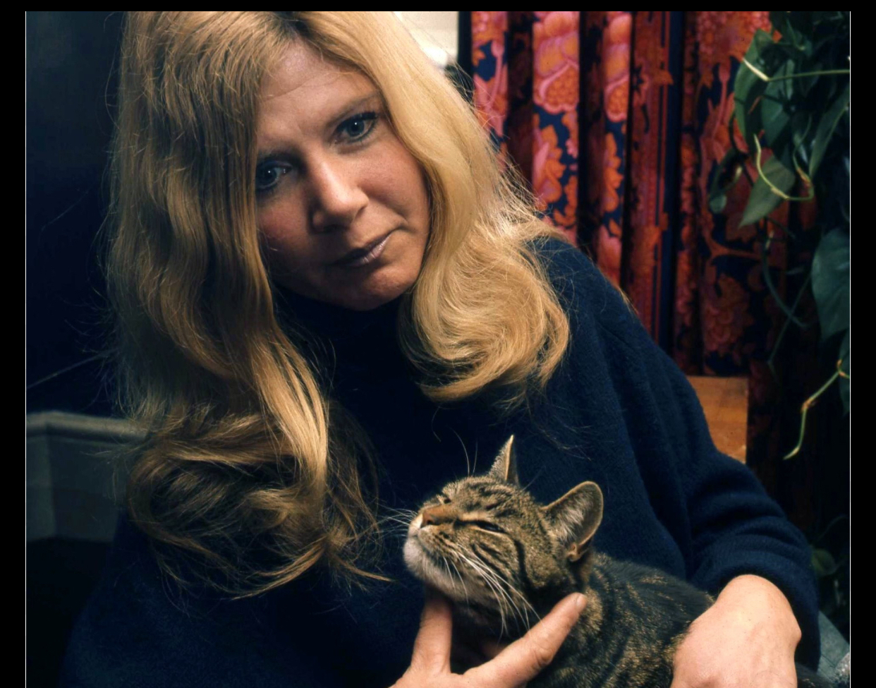 Regina Camilla a trecut peste penumonie cu ajutorul unui serial. Toată ...