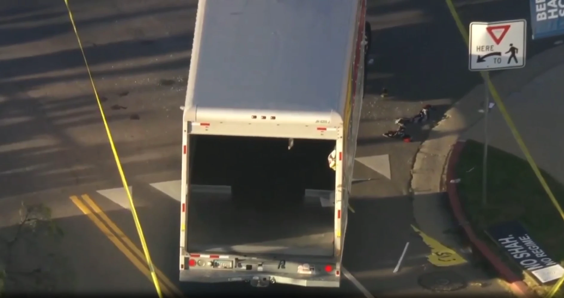Incident la un protest din Los Angeles. Un camion a pătruns printre ...