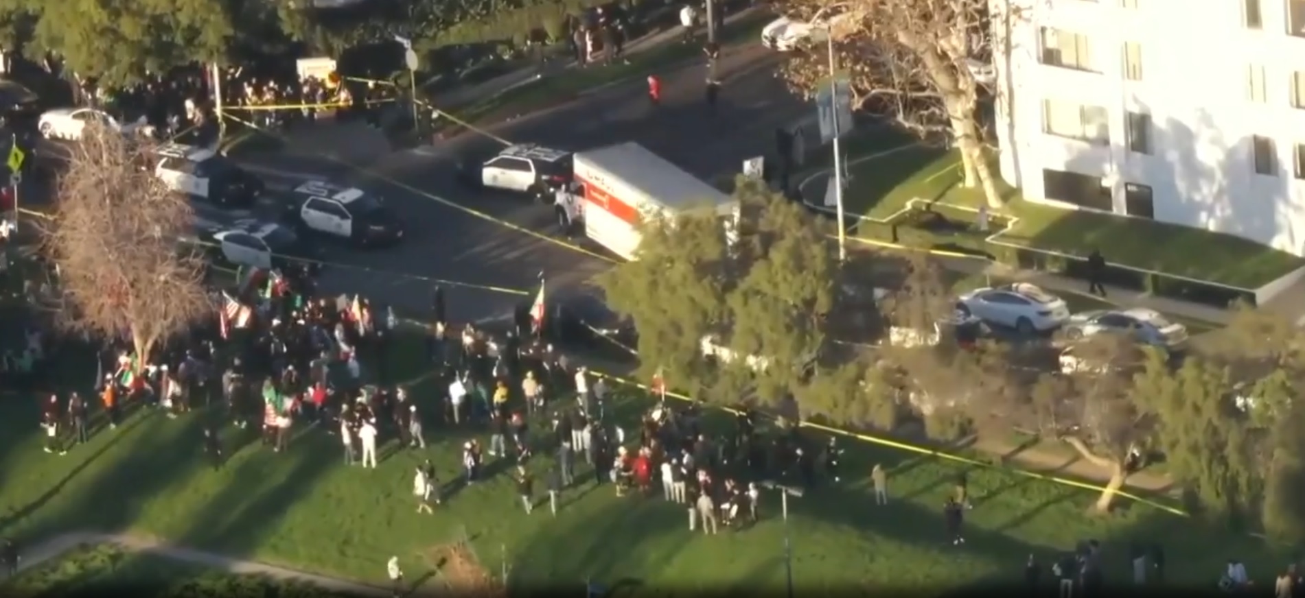 Incident la un protest din Los Angeles. Un camion a pătruns printre ...